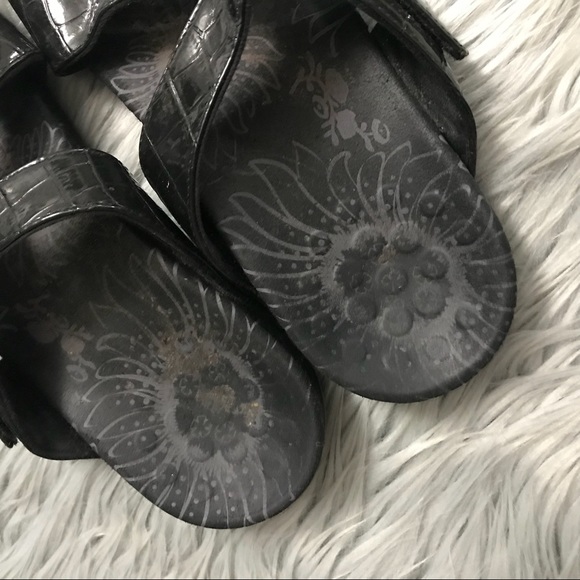 Vionic | Shoes | Orthaheel Vionic Comfort Sandals Strappy Black | Poshmark